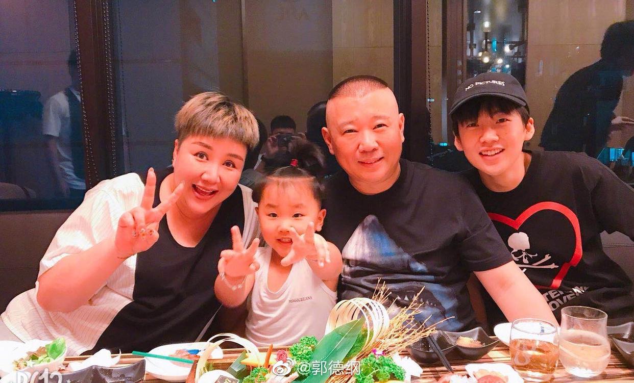 On April 17, Guo Degang celebrated his wife's birthday, and posted a ...