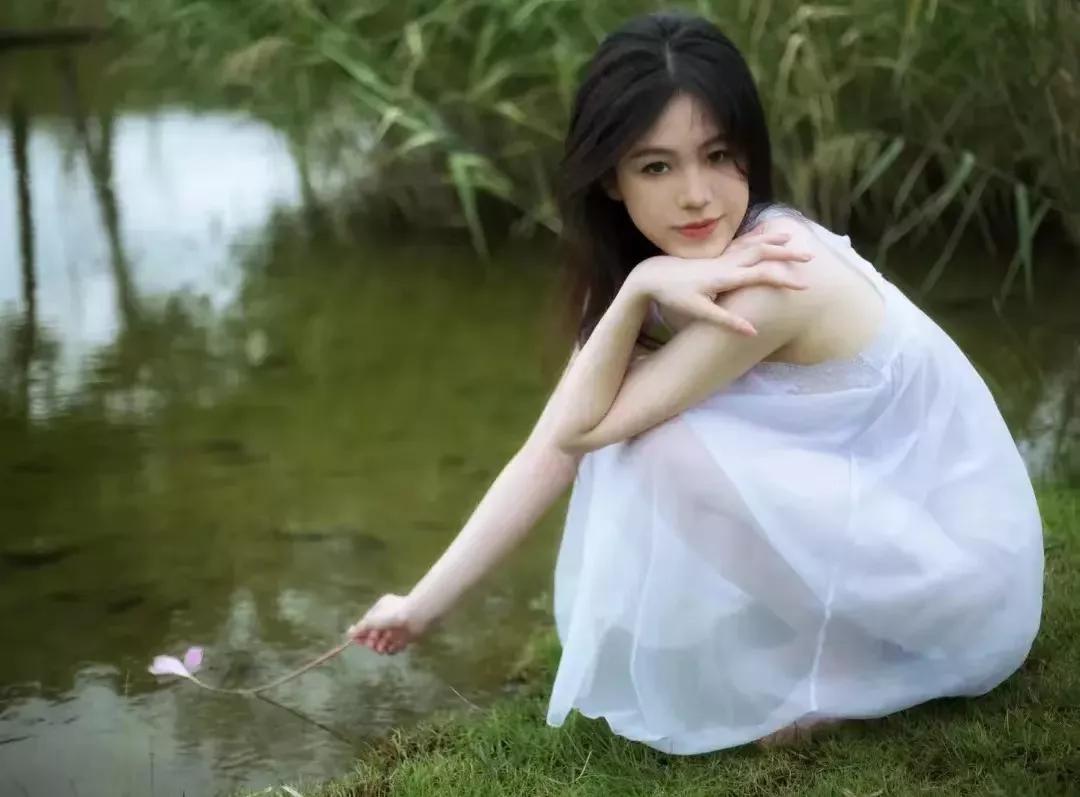 A Qing song sings neon clothes, longing for confidante and pink makeup ...