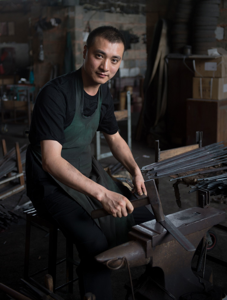 The skillful hand of the swordsmith, he could not even pick up ...