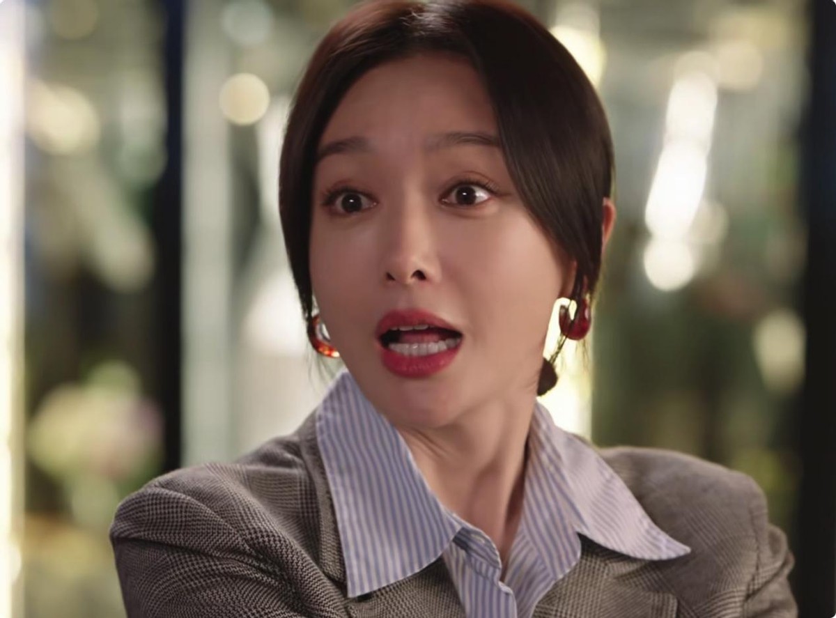 Shaking her head, winking her eyebrows, 43-year-old Qin Lan has played ...