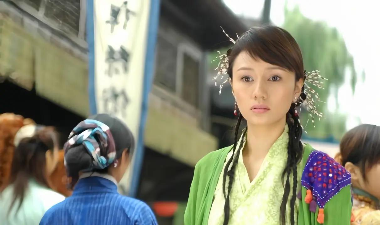 Is Yuan Quan's sunken eye socket considered a top beauty? Look at the photo of her and Liu ...