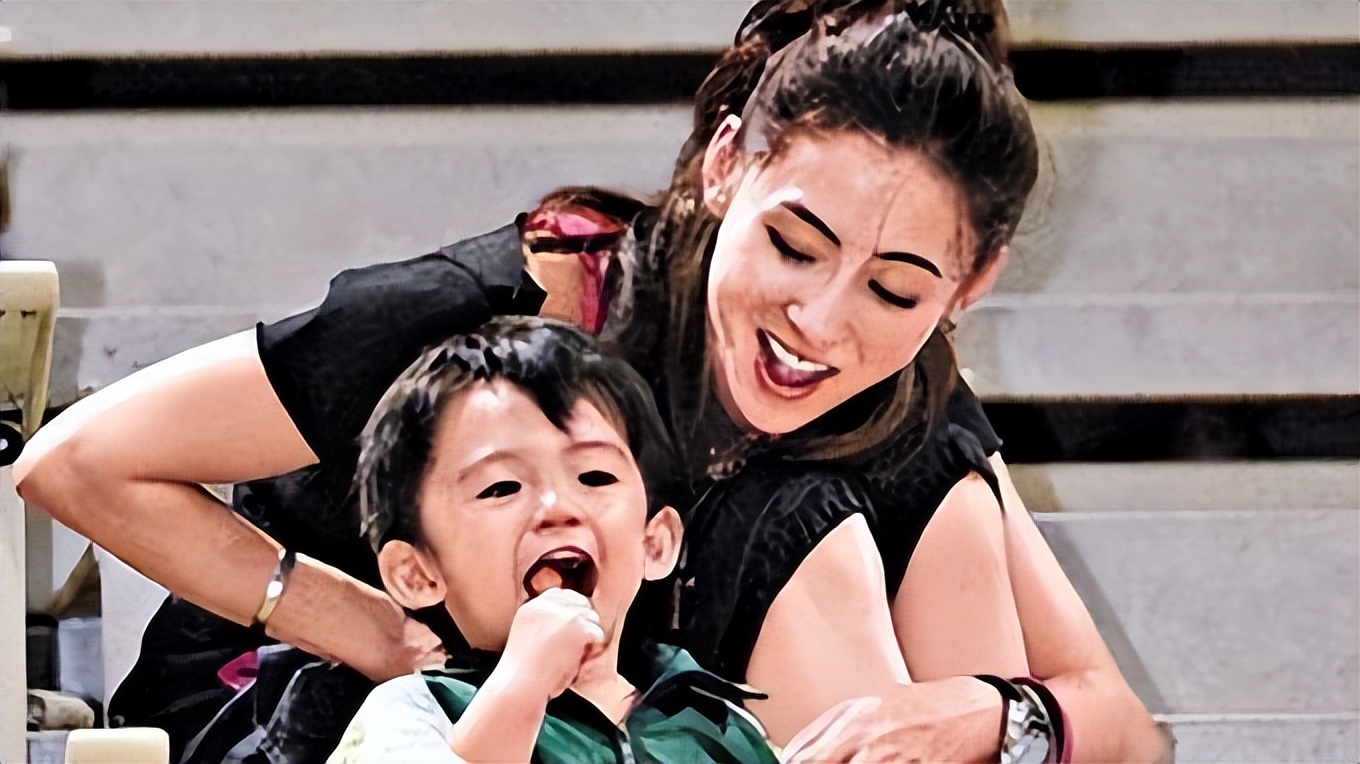 Cecilia Cheung was woken up late at night by her son, 42 years old ...