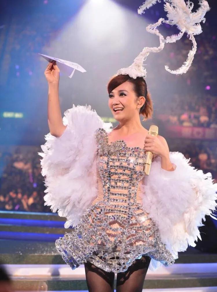 Watch singer Leung Ching Ru's concert - iMedia