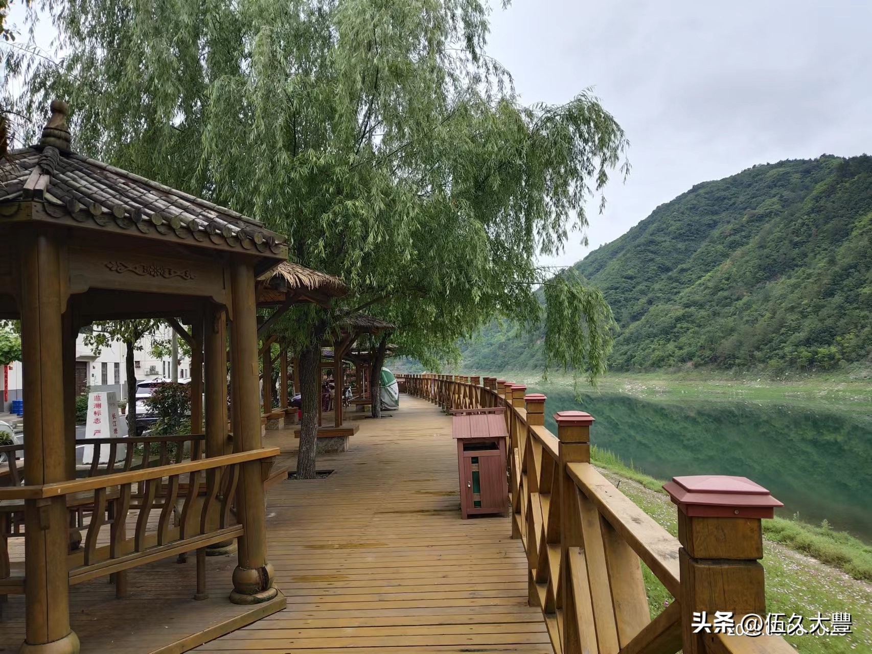 Swim along the banks of the Duhe River, and be grateful for the source ...