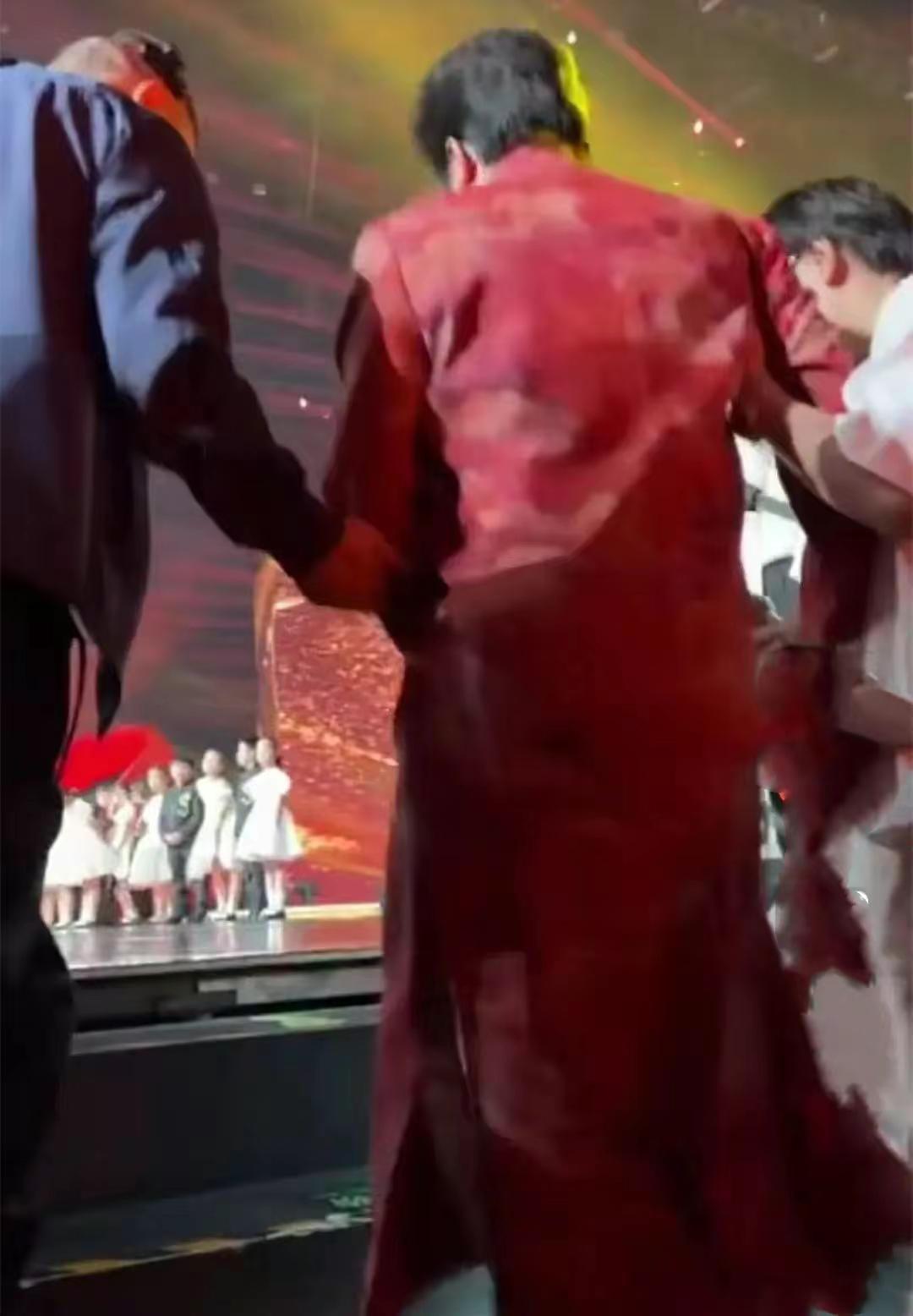 Li Yugang was in a wheelchair to record the show, wearing a red Tang ...