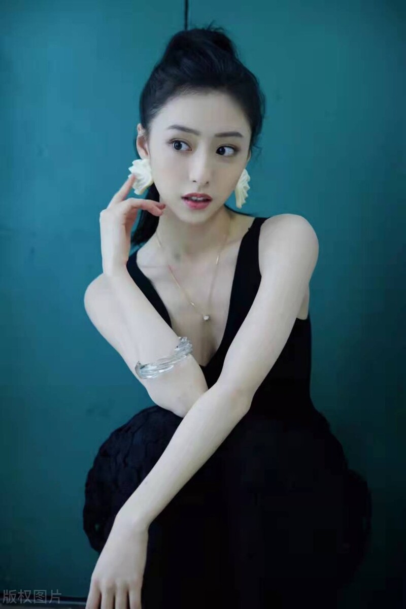 He Meixuan looks so delicate, wearing a little black dress to show ...