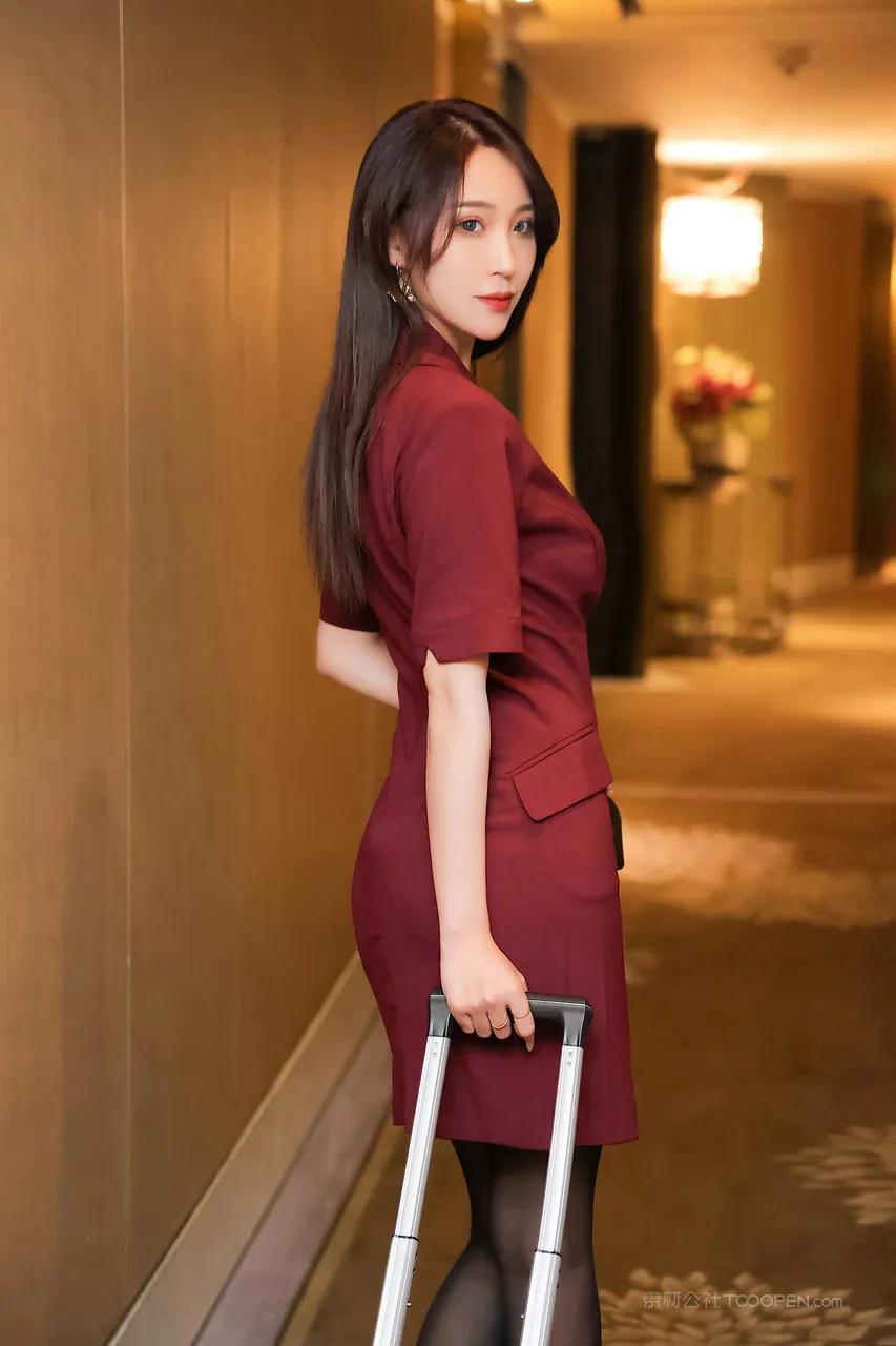 The latest photo album of beautiful model Zhou Muxi - iNEWS