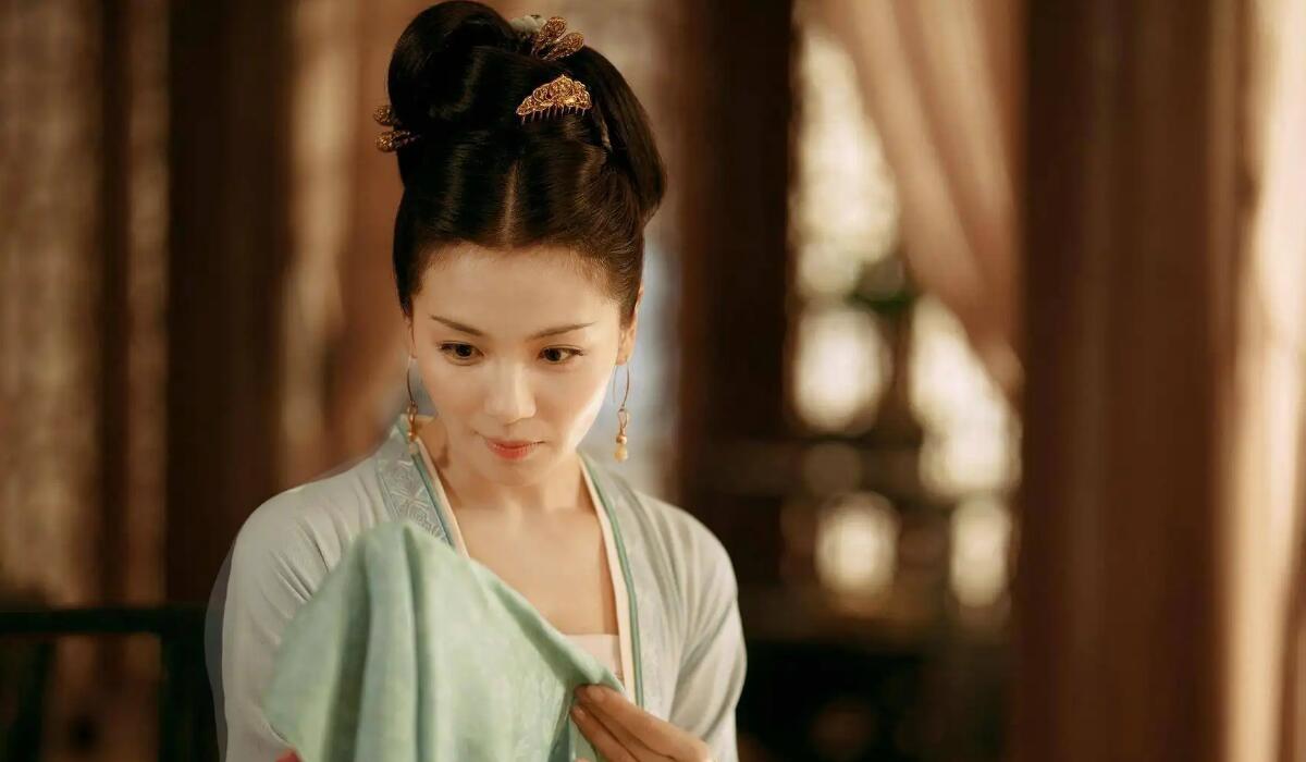 Gao Wei took a fancy to the maid next to the Queen Mother and forcibly summoned her into the ...