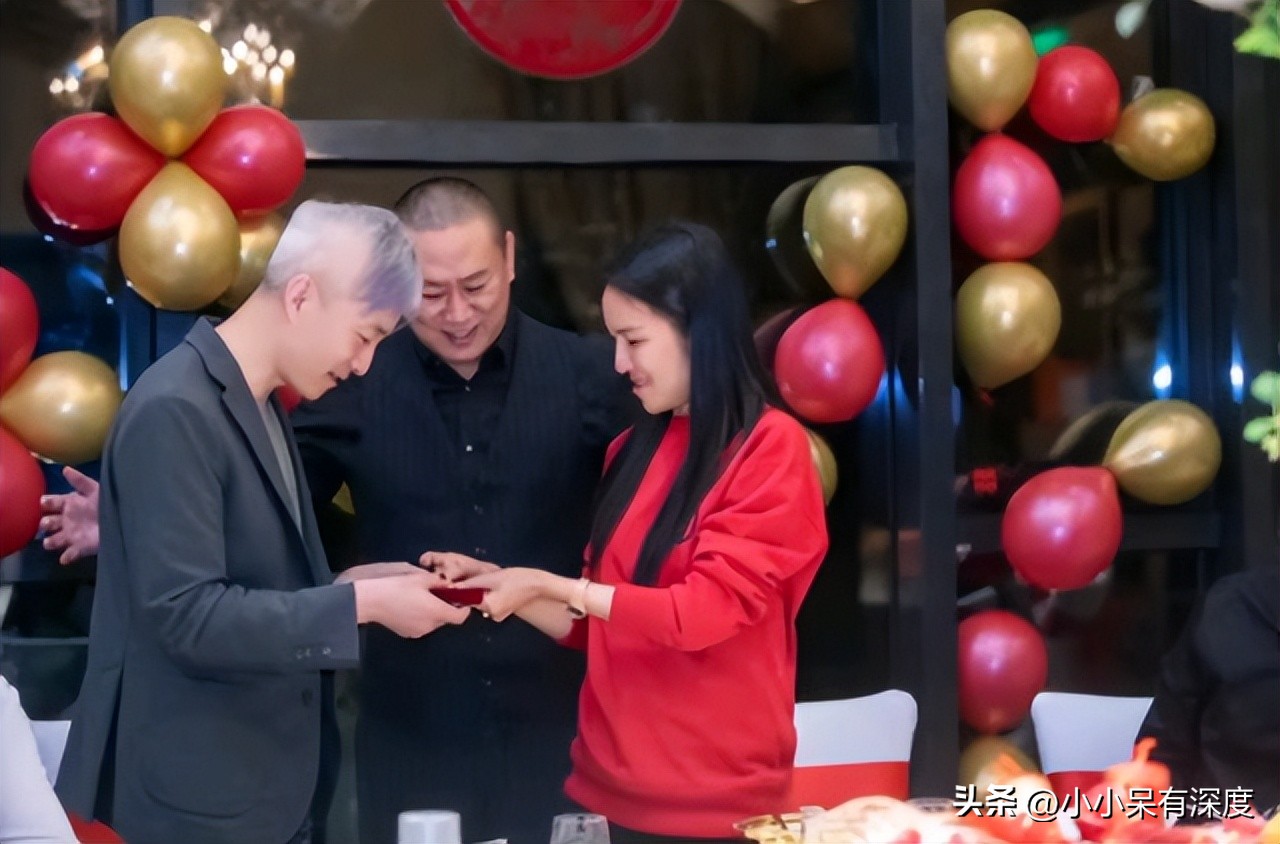 CCTV host Guan Tong, her husband is tall and handsome, and her son also ...