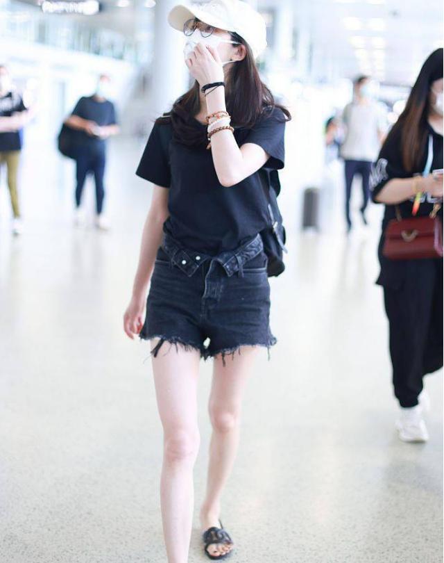 "Black Hedgehog" denim shorts with black short sleeves, Chen Yuqi ...