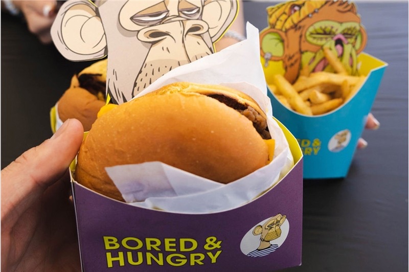 The boring ape is out of the circle!The restaurant that Curry, Mark ...
