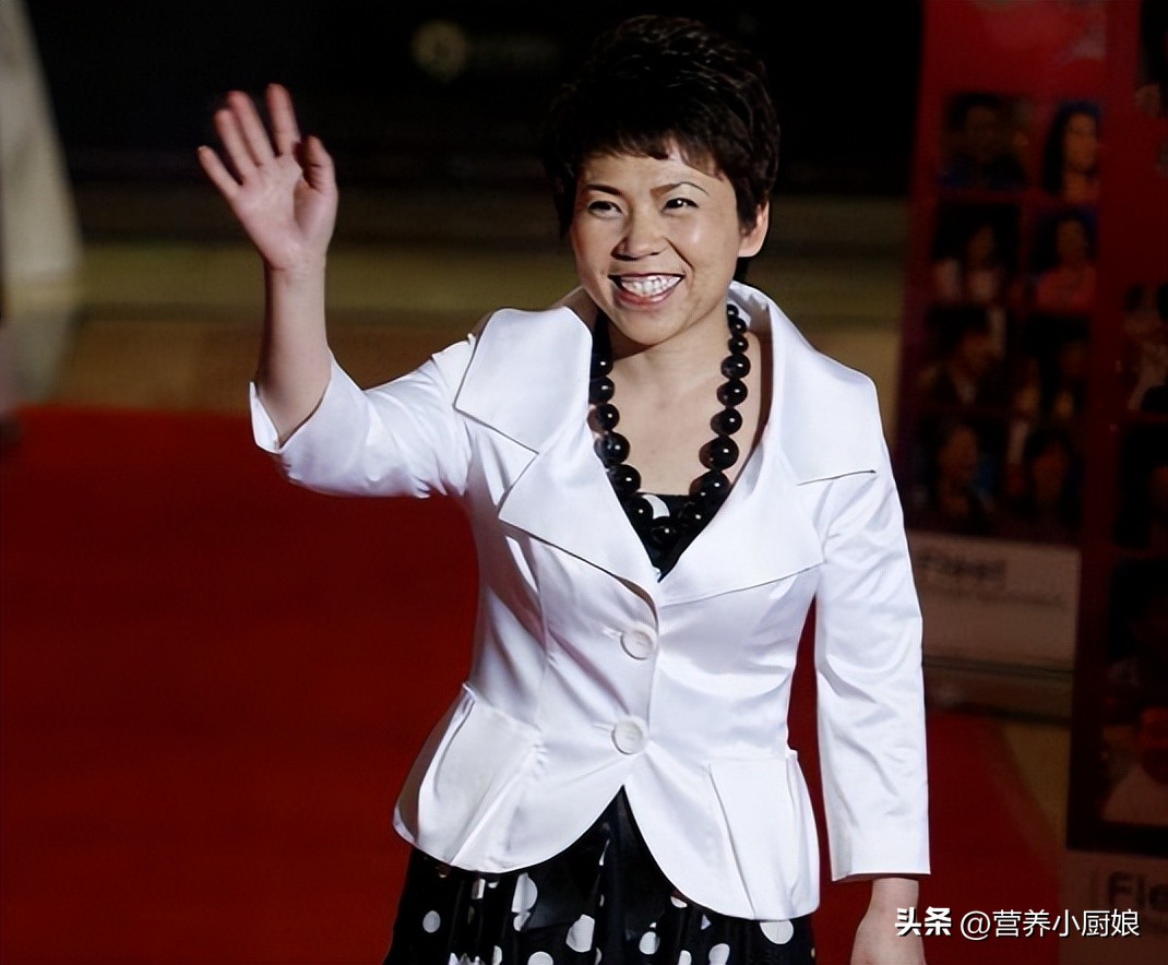 Deng Yaping rarely posts family photos! She is 50 years old, dressed ...