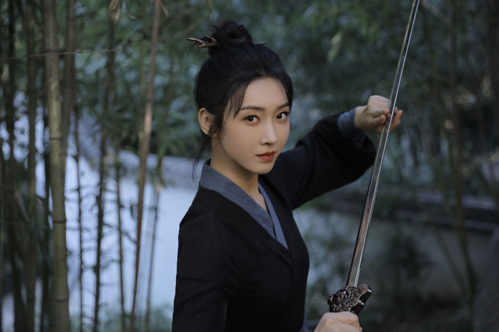 Xuan Lu's young man relies on the risky ground and leans on the long ...