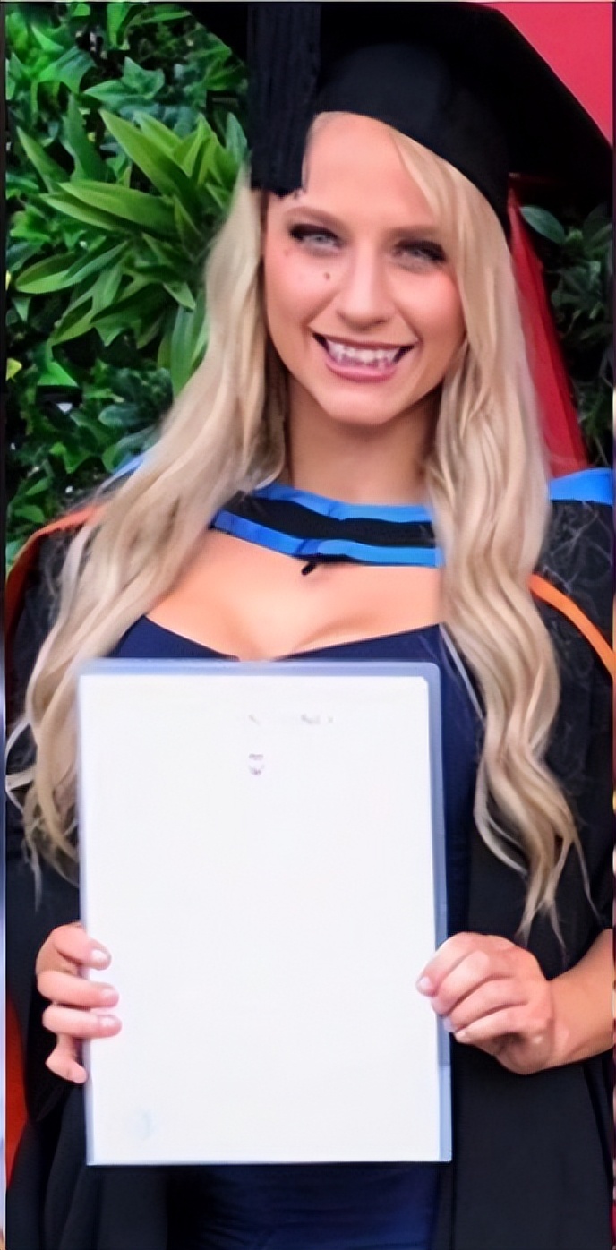 'Blonde bomber' Ebany Bridges: From bikini champion to boxing queen - iNEWS