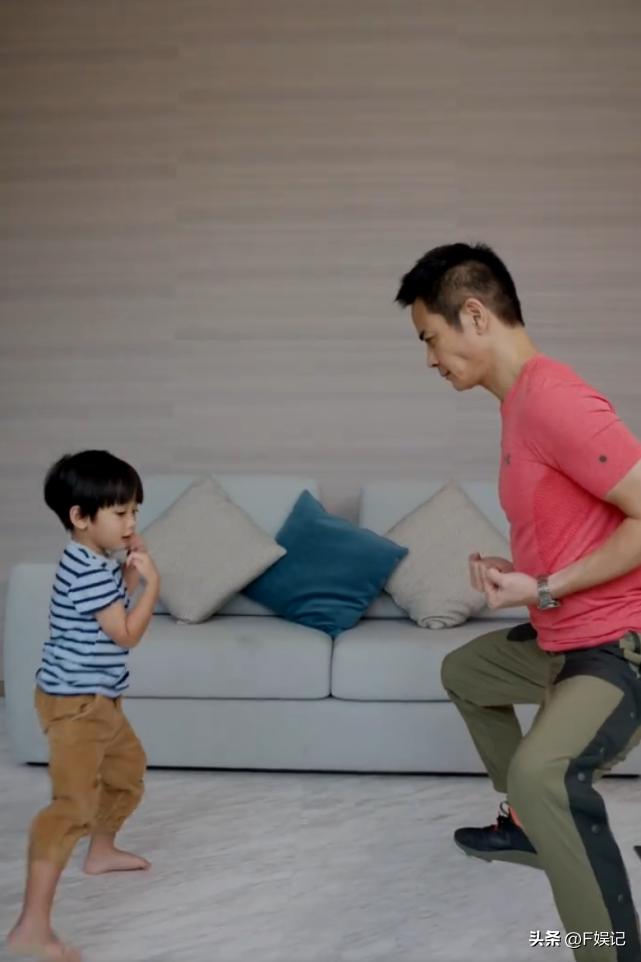 Zheng Jiaying taught her son Kung Fu at home, Chen Kailin praised her husband for being very ...