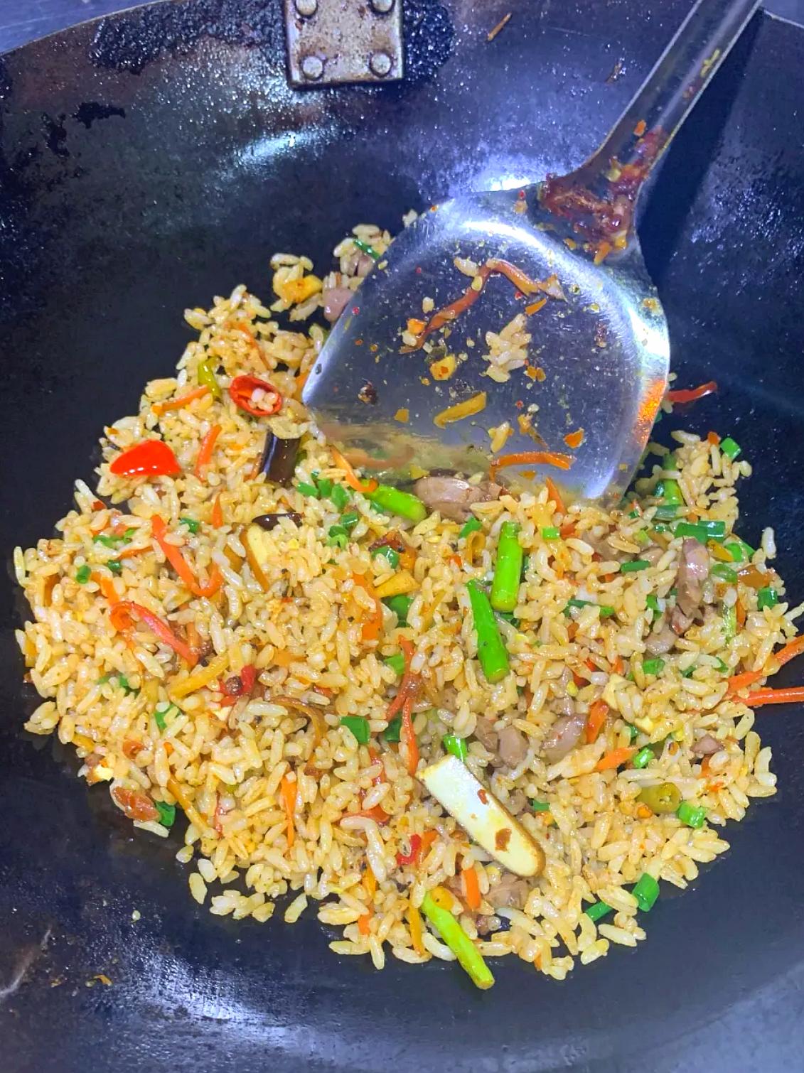 Chongqing's "Treasure Roadside Stall", mysterious female chef ...
