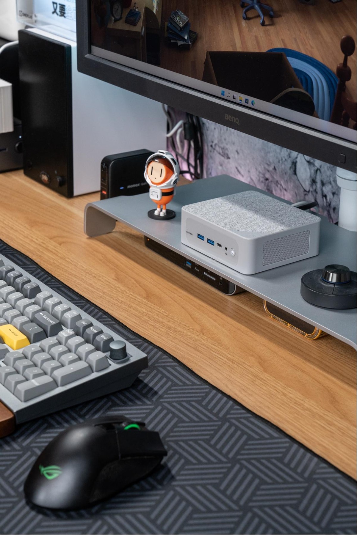 The minimalist desktop for working party players, I started with this ...