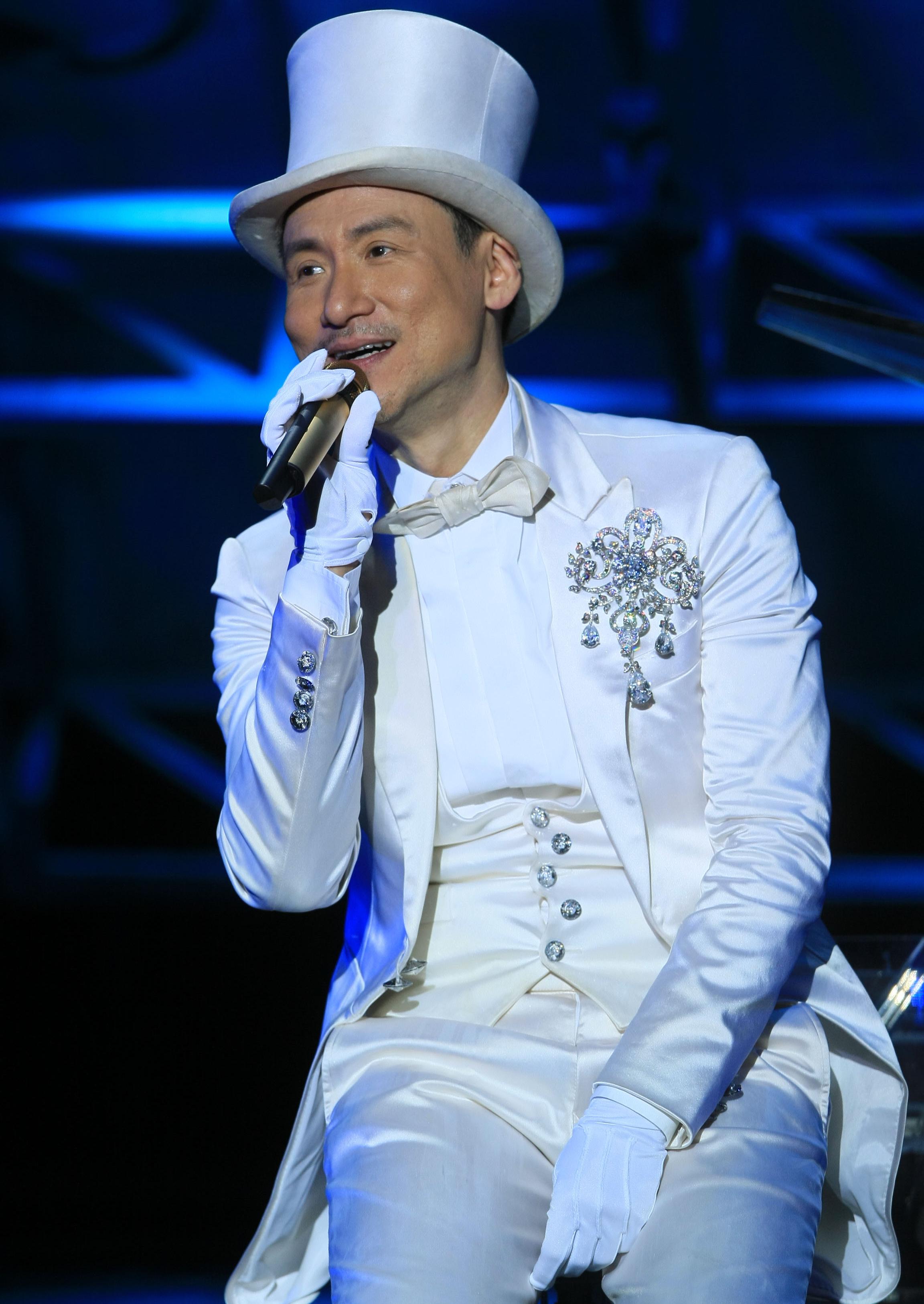 60+ Jacky Cheung returned to the film industry, choked up at the tenth ...