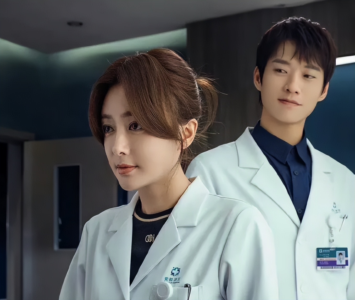 Say goodbye to Yang Mi completely!Qin Lan and Wei Daxun travel together in Sanya arm in arm ...