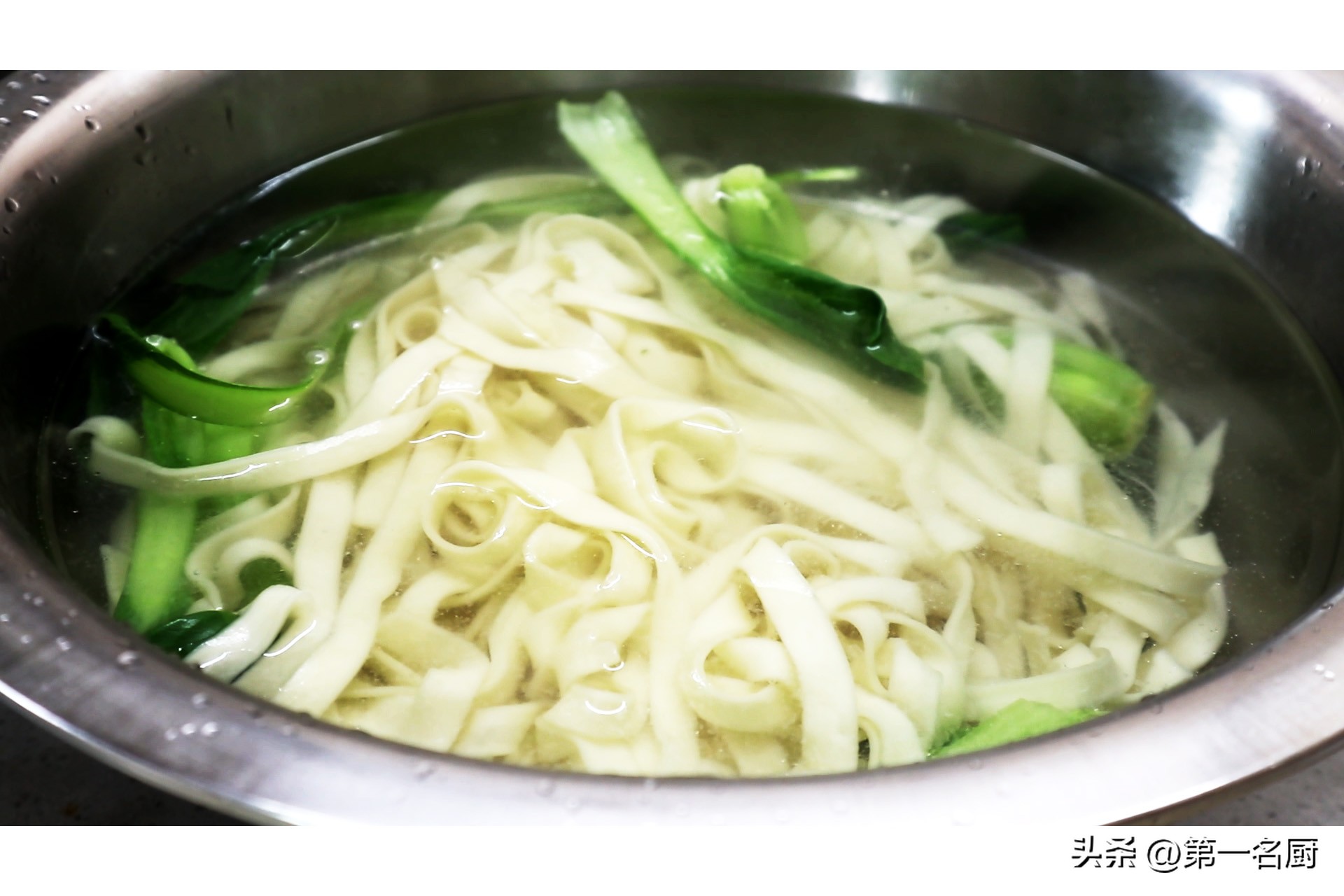 This is the authentic way of splashing noodles with oil. Once boiled ...