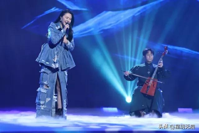 Tan Weiwei proudly sang the Weibo Music Festival [Chile Song] with a ...