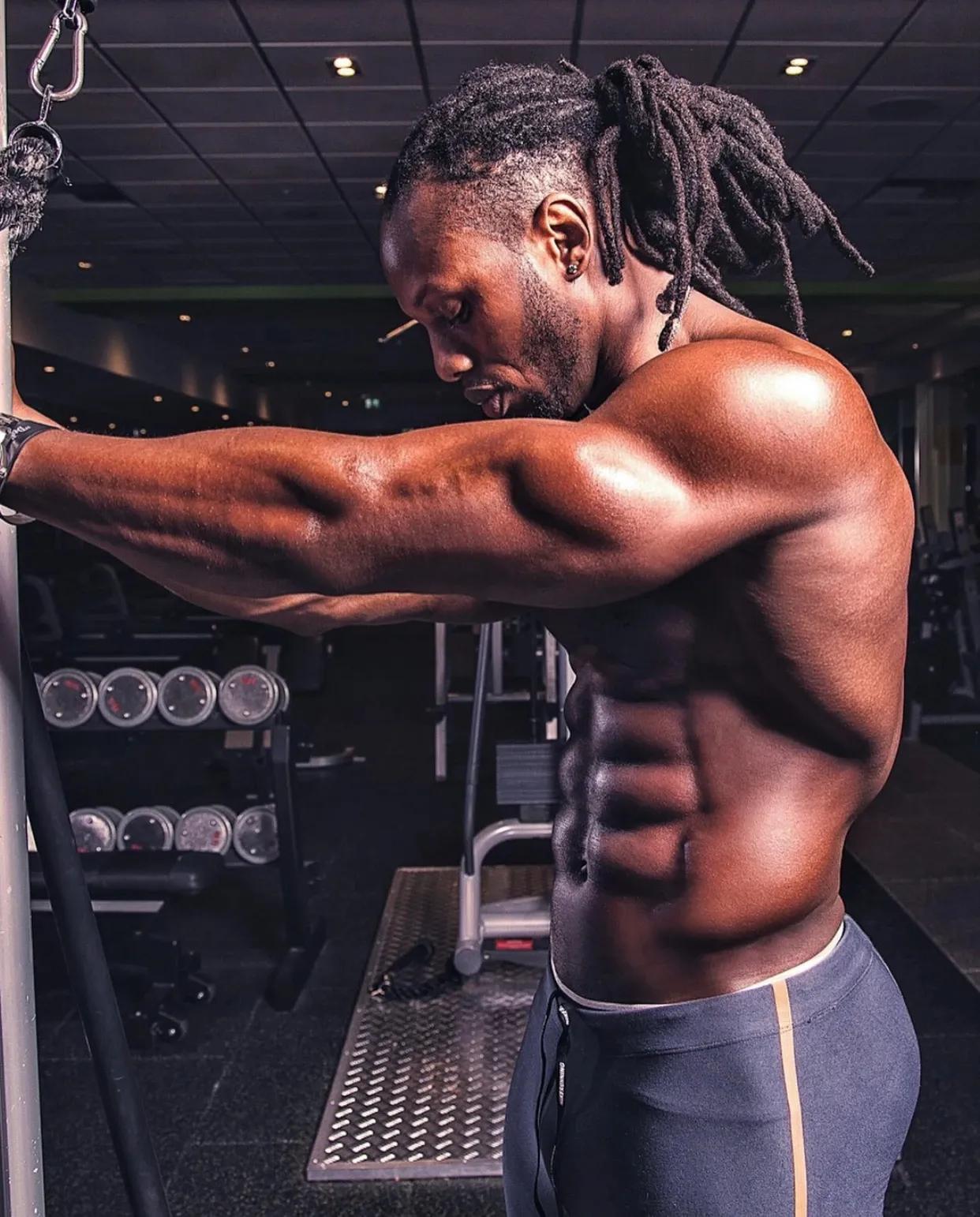 I really admire this kind of black fitness guy, he is so handsome, if ...