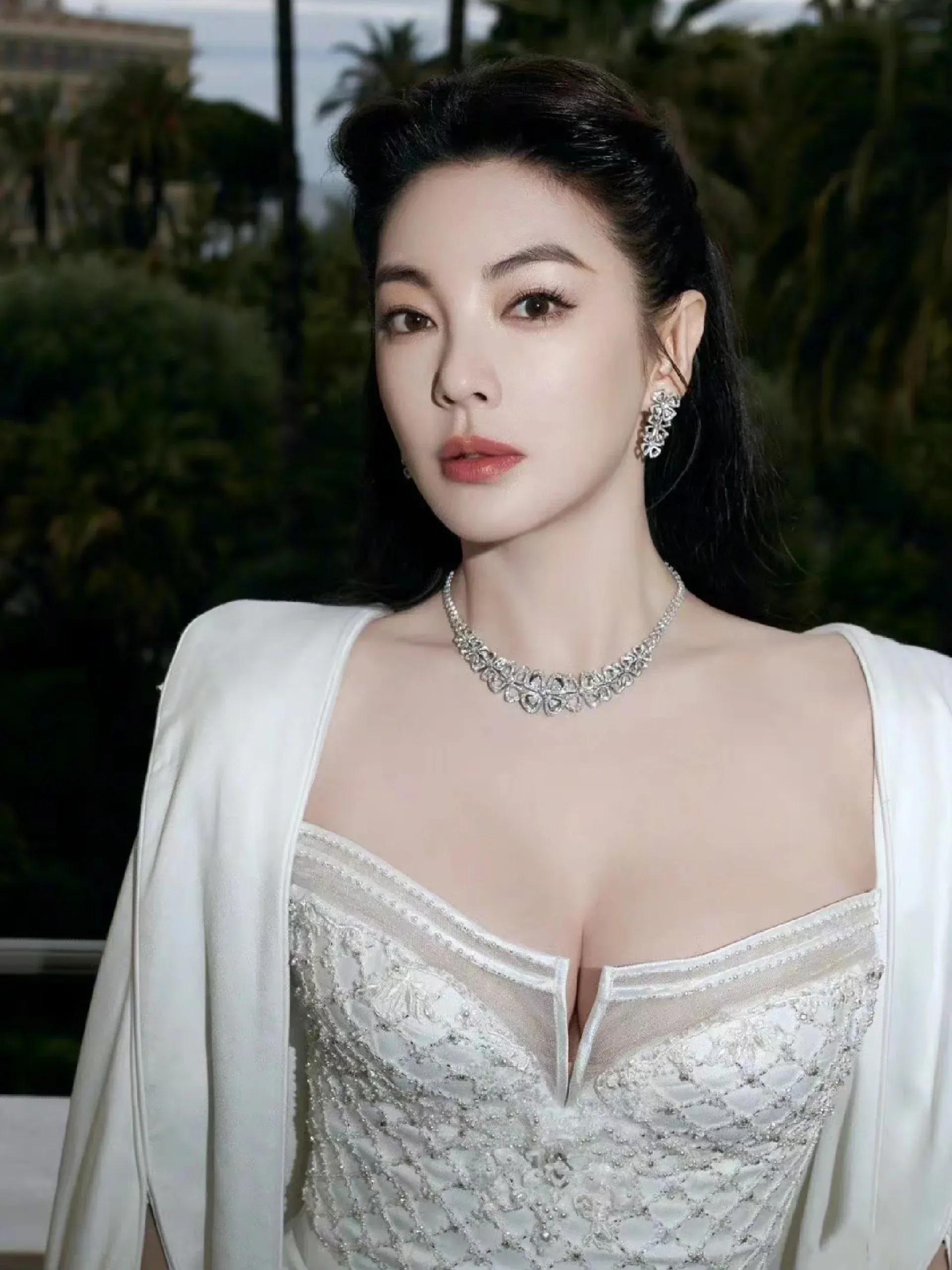 Zhang Yuqi, the cool queen with full aura, wearing a tube top evening dress with high slits - iNEWS