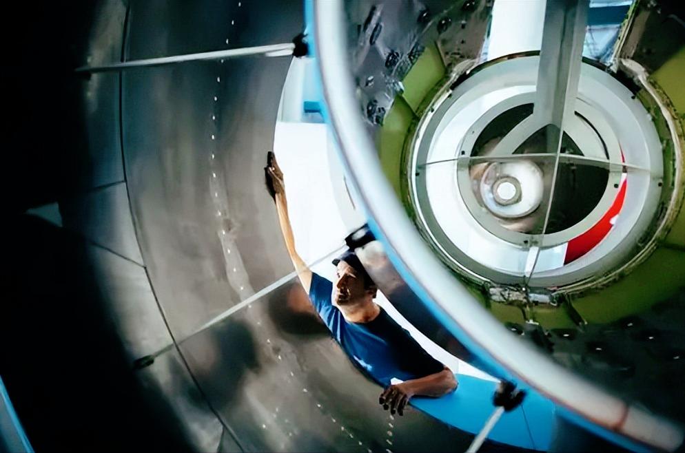 How do astronauts get back to Earth without rockets and launch towers ...