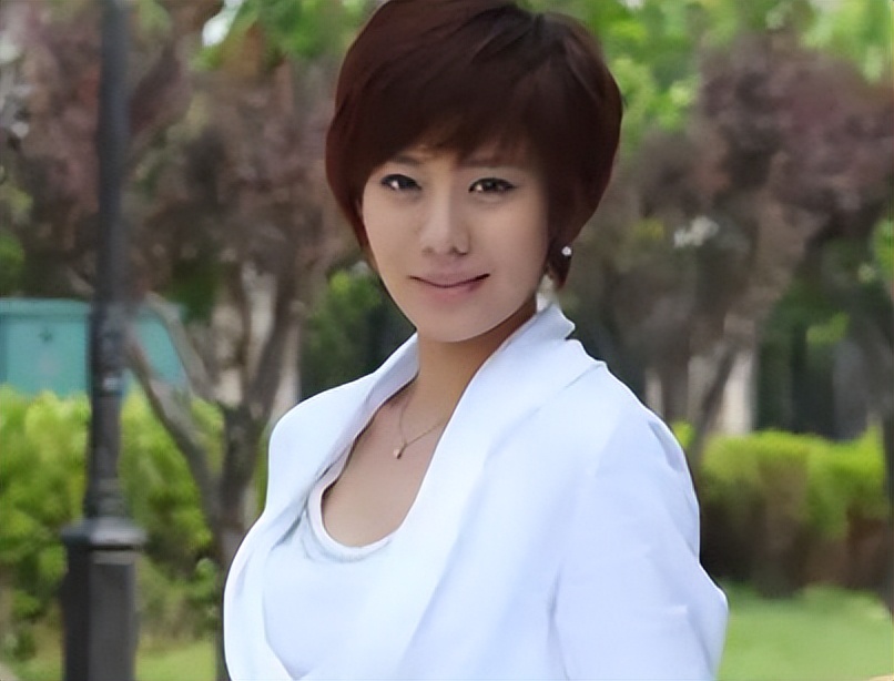 The model champion entered the industry, and cooperated with Lu Yi and ...