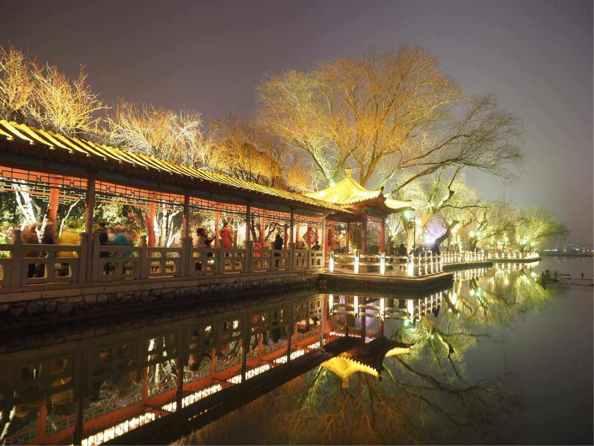 Daming Lake Night Cruise is stunning and free to choose lakeside walks ...