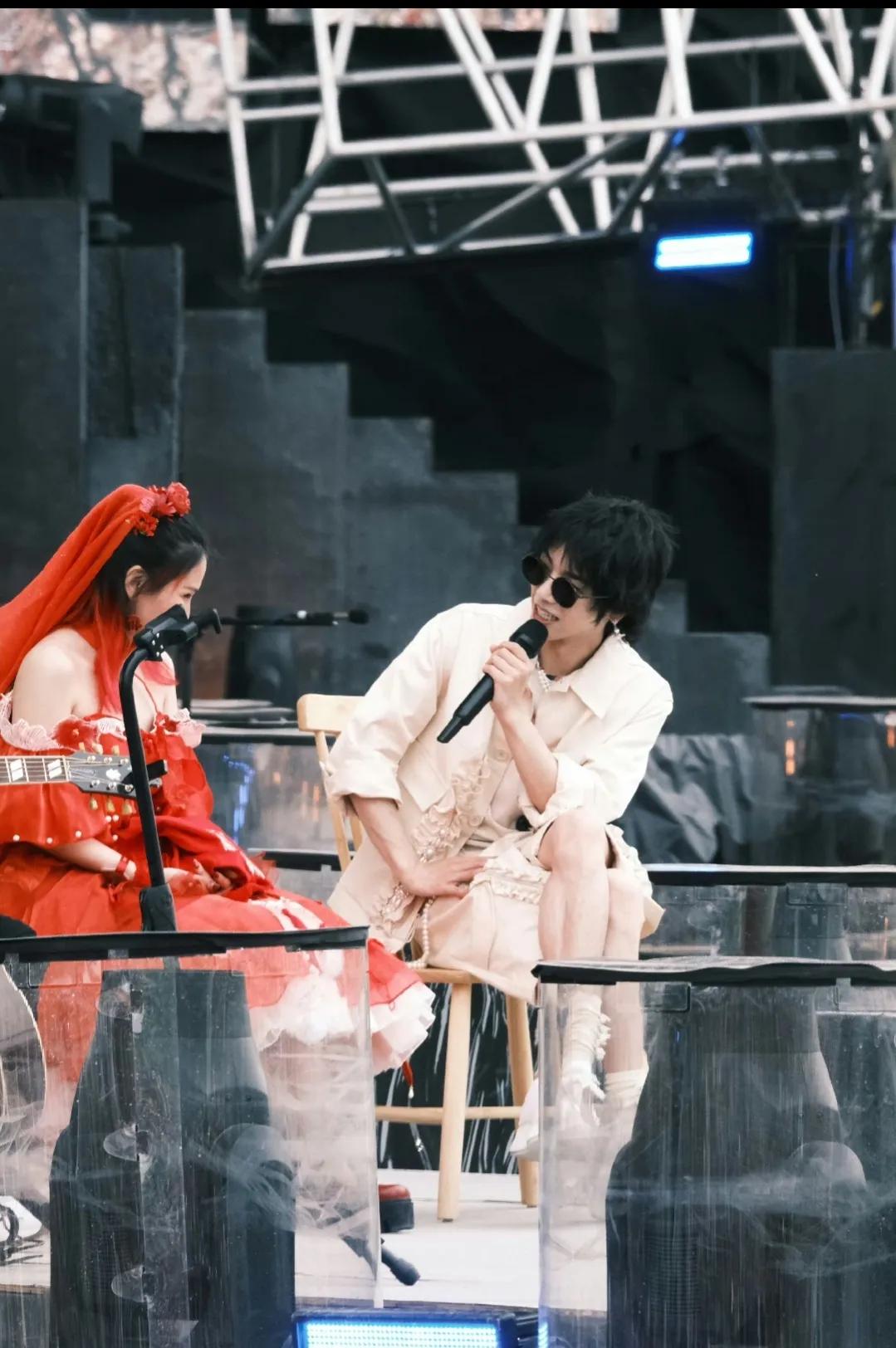 Hua Chenyu Mars Concert: A mysterious woman in a red wedding dress performed with her idol on ...