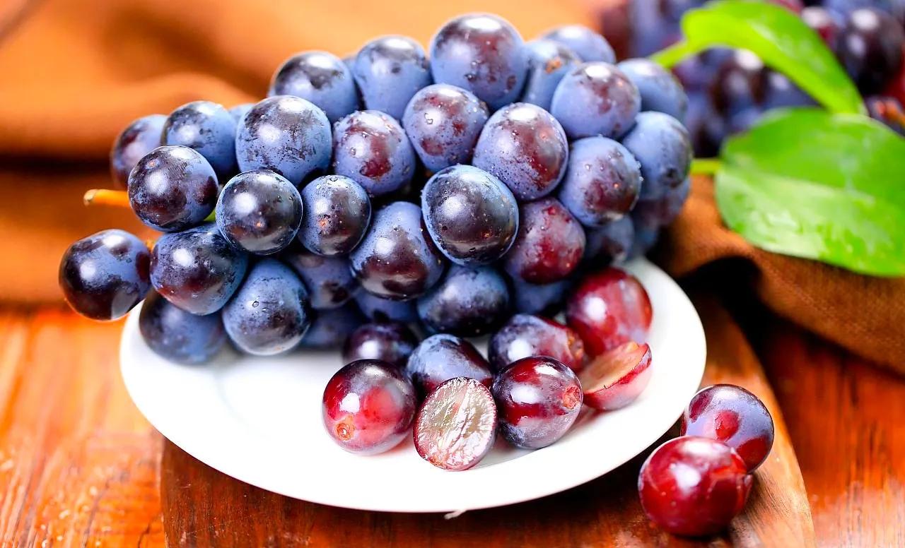 The grapes that my grandmother secretly picked for me from the yard of ...