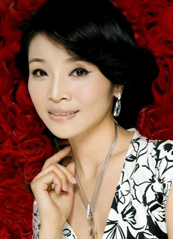 Singer Li Danyang: Still unmarried at the age of 56, he will dedicate ...