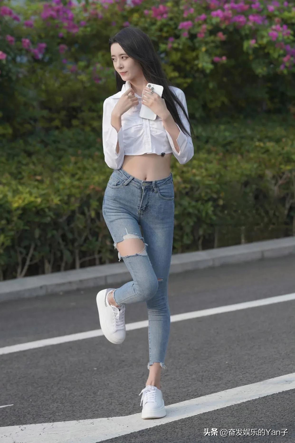 Street photo: white shirt and skinny jeans showing a small waist and ...
