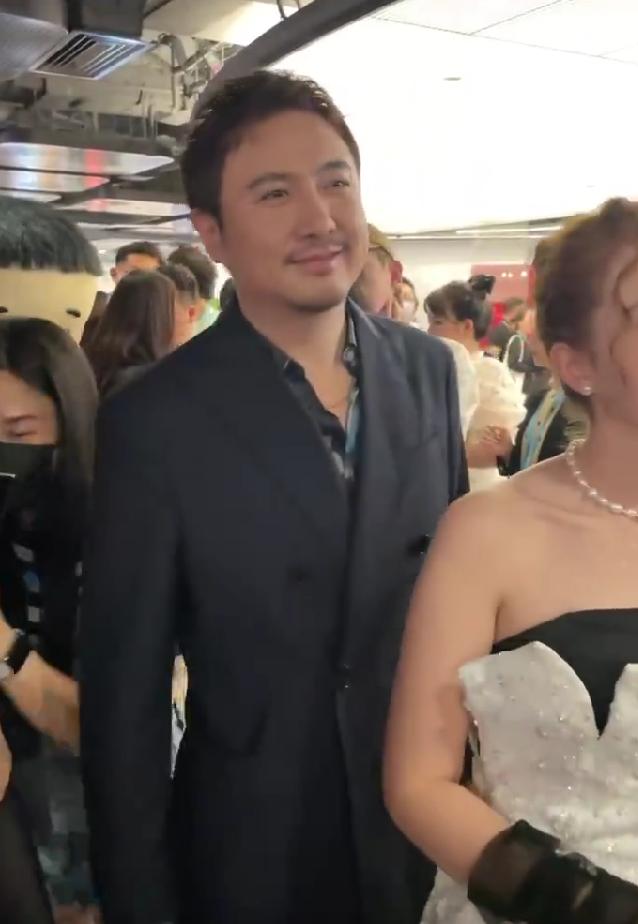 Shen Teng was praised as "so handsome" on the red carpet and his deity ...