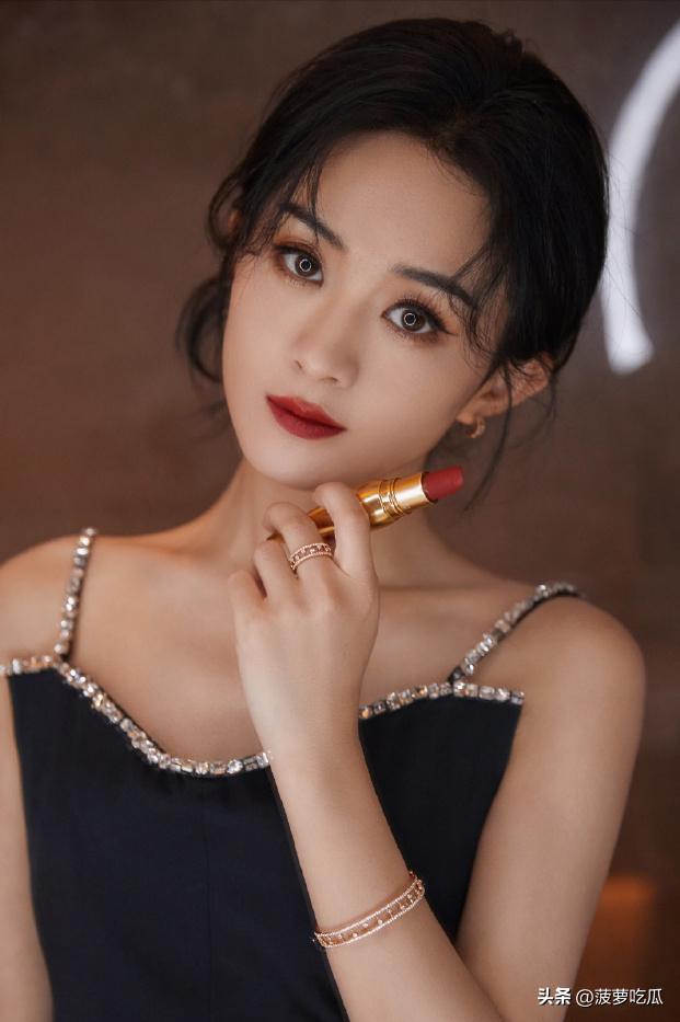 Handy and beautiful!Zhao Liying makes dumplings on the set, looks ...