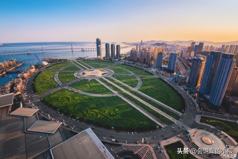 Drive around Dalian Xinghai Square in a BYD Tang, and taste the soul ...