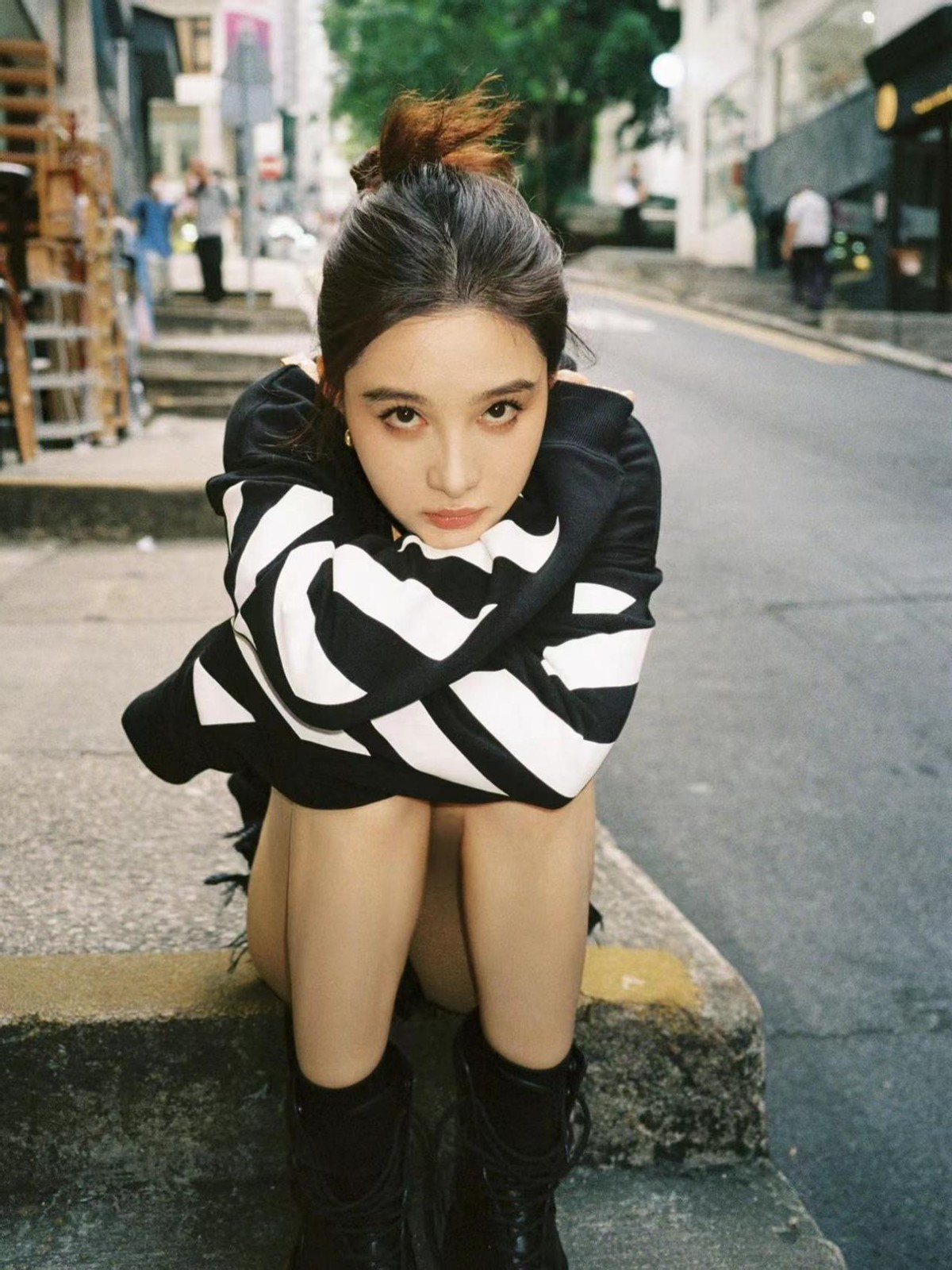 Sun Jialu started her graduation trip, showing off her long legs in cool and hot pants, but this ...