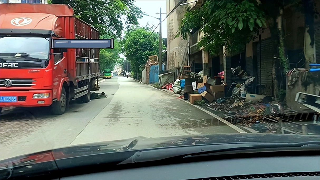 The driving scene that is easy to misjudge when following the car, the ...