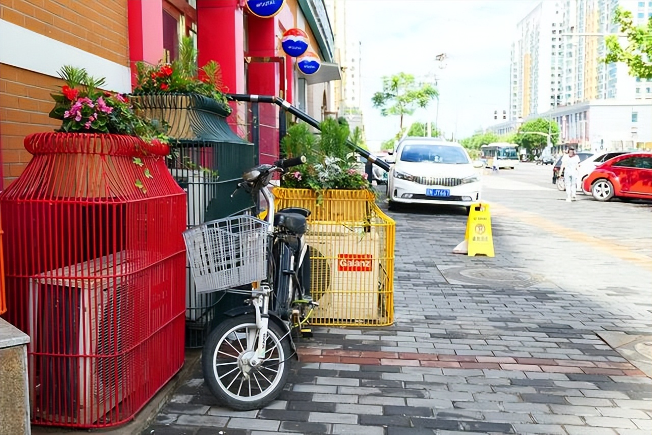 A foreign man in Xi'an harassed a woman and was slapped on the spot to ...