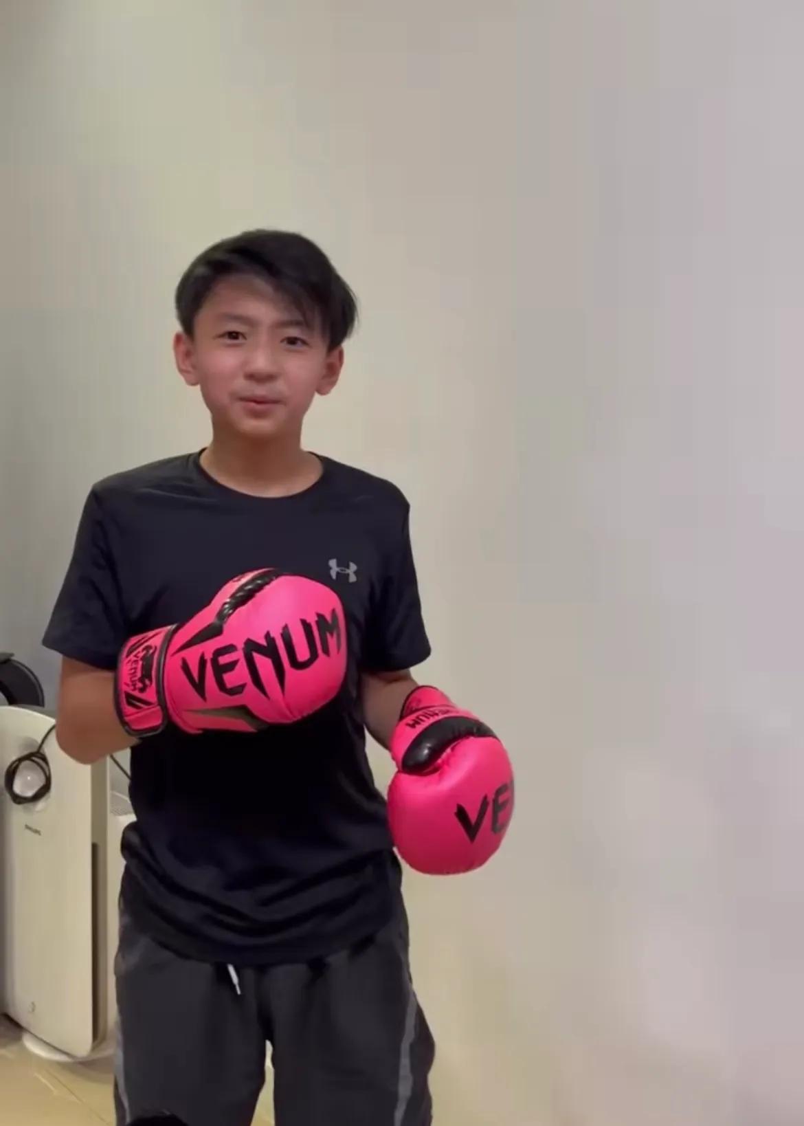 Cecilia Cheung basked in his second son to practice boxing, 12-year-old ...