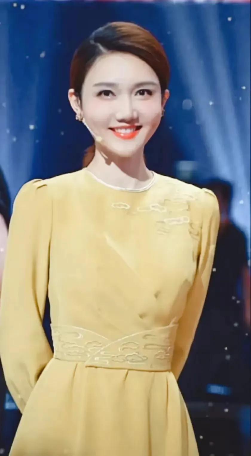 CCTV beauty Long Yang, when will she become a pair - iNEWS