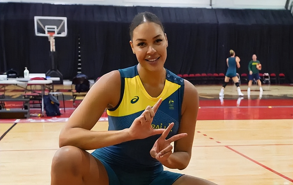 WNBA female version of O'Neal wears a short skirt out of the street!2. ...