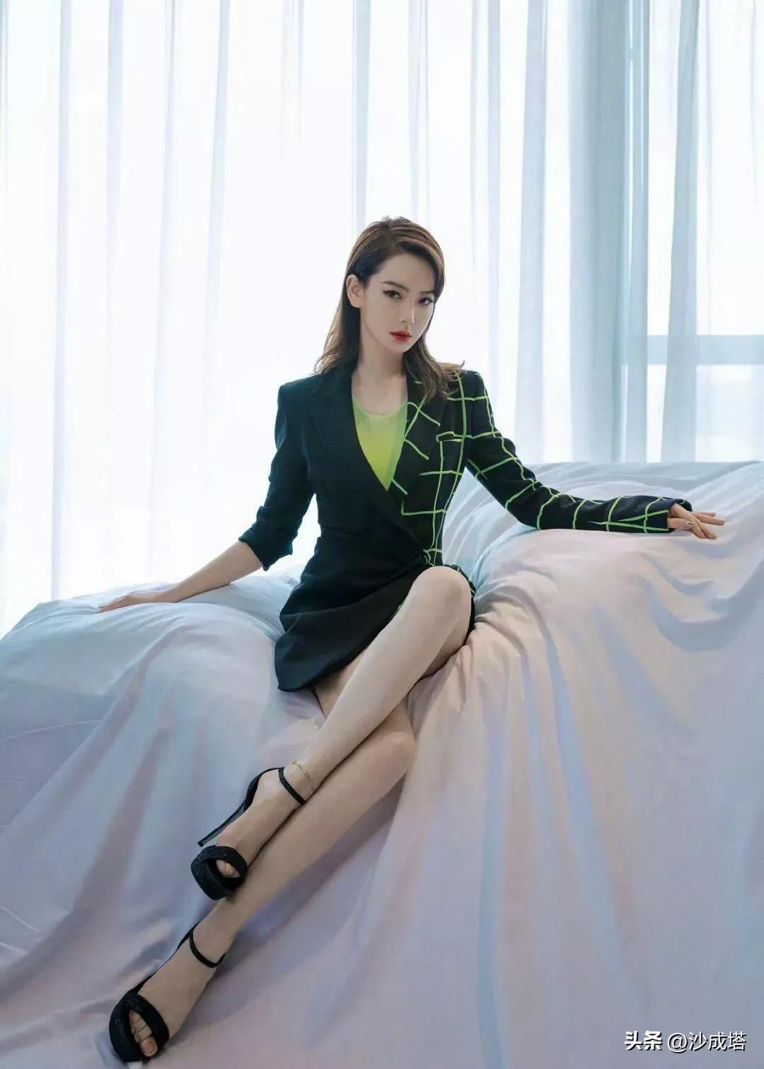 Sexy and charming Qi Wei - iNEWS