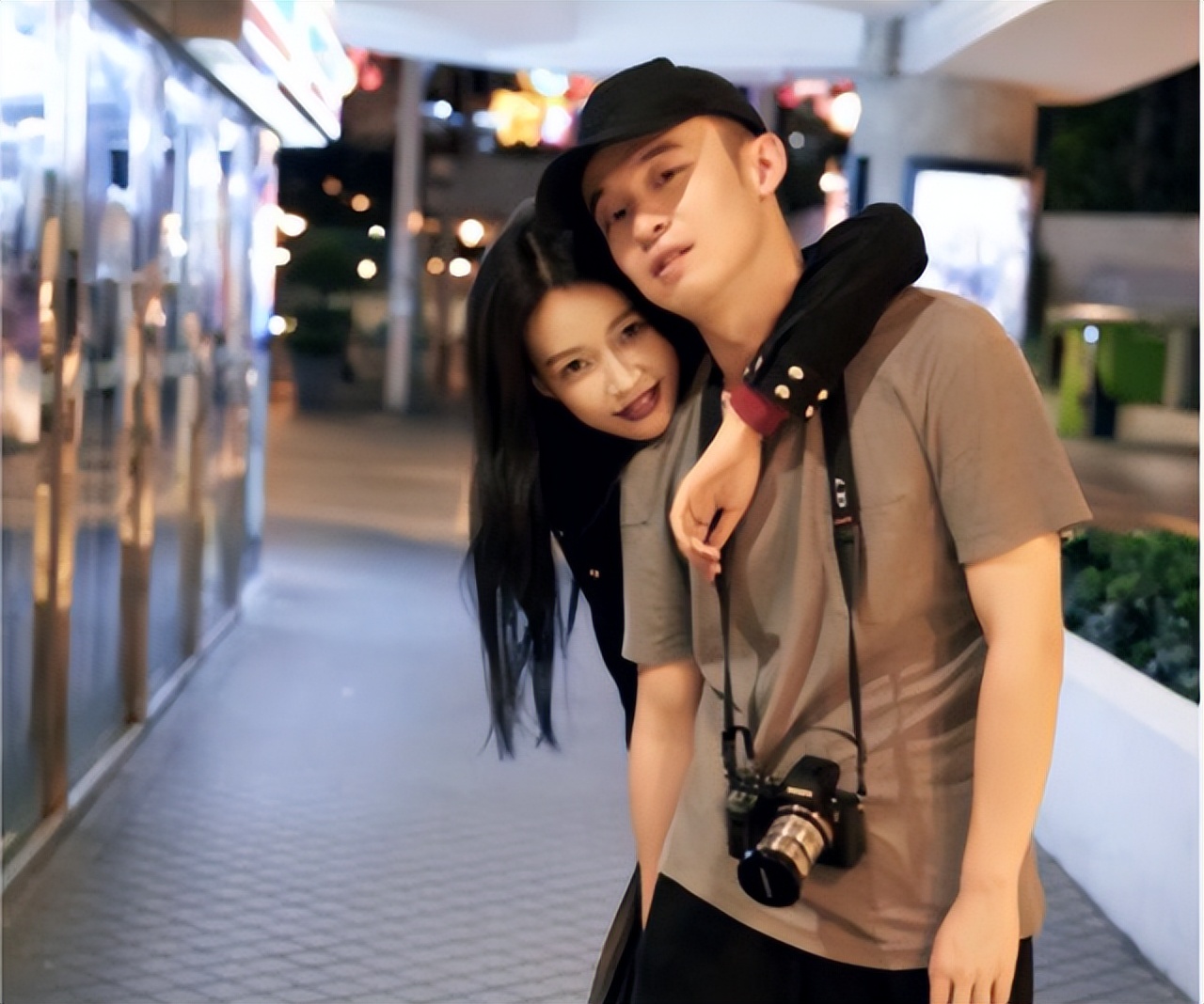The loving couple Dong Zijian and Sun Yi officially announced their divorce. - iNEWS