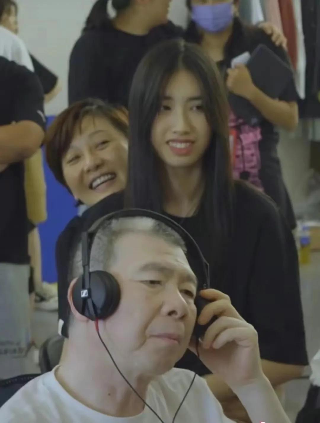 Xu Fan's mother and daughter visited the class without makeup, Feng Xiaogang's indifferent ...