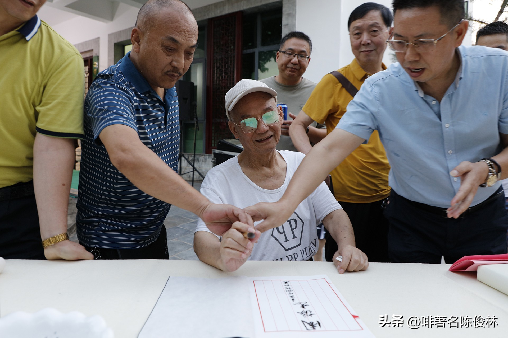 During the Mid-Autumn Festival, Mr. Zhou Zhenzhi and his disciples held ...