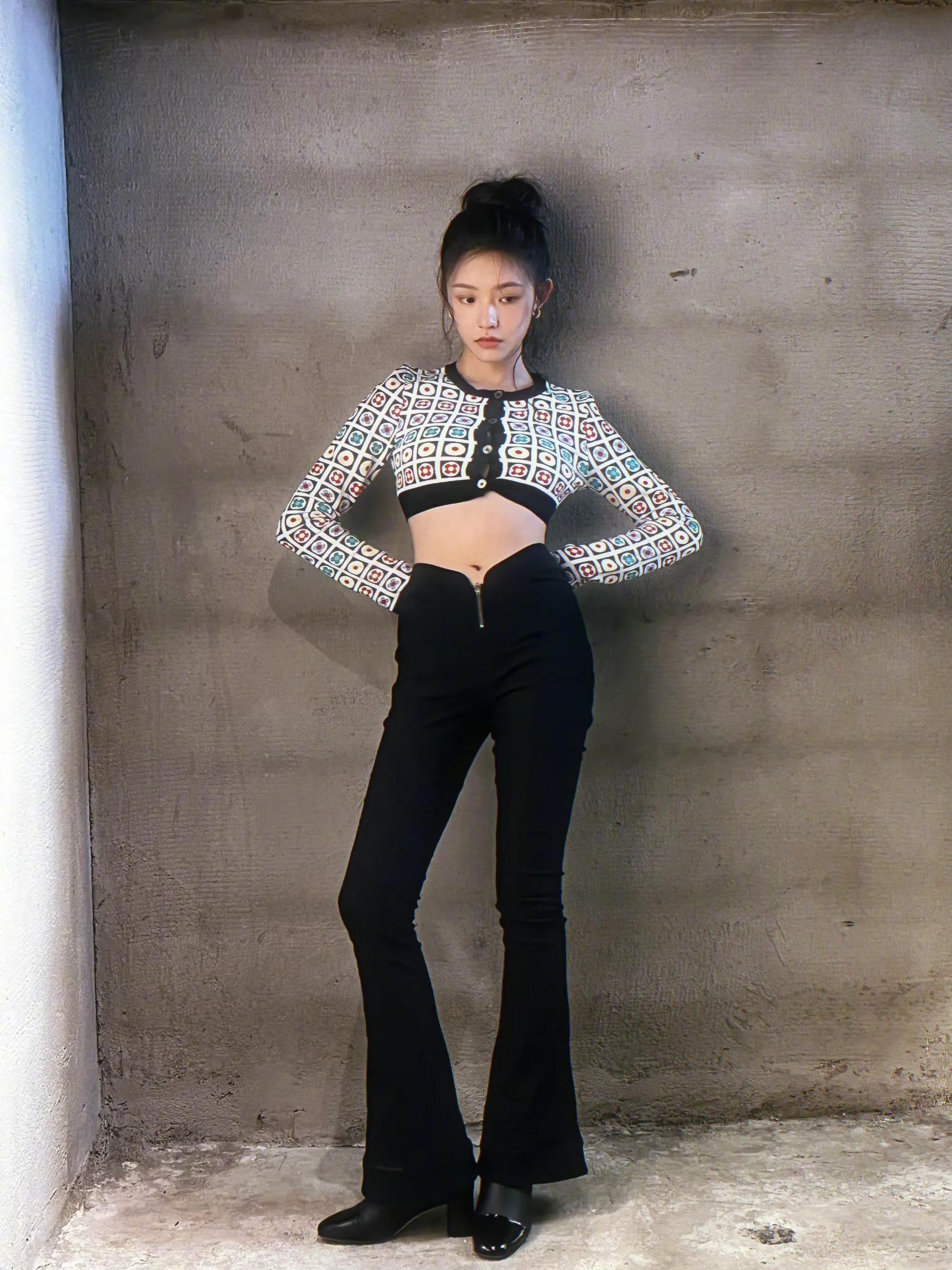 Lin Yun took beautiful photos, wearing an ultra-short umbilical dress ...