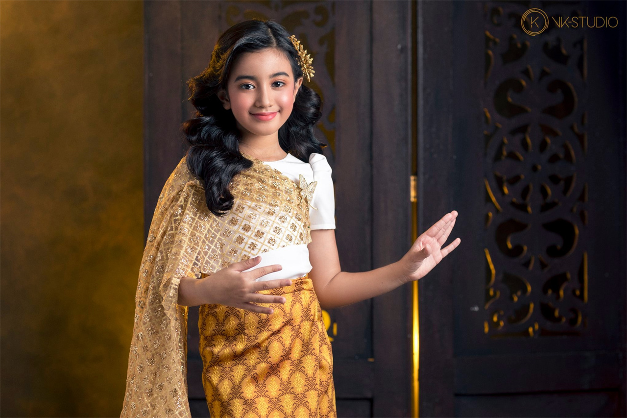 Cambodia's most beautiful little princess: 7-year-old proficient in 5 languages, able to sing ...