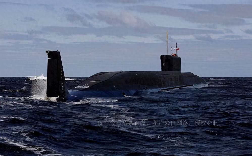 Three Russian nuclear submarines emerged from the Arctic ice, carrying ...